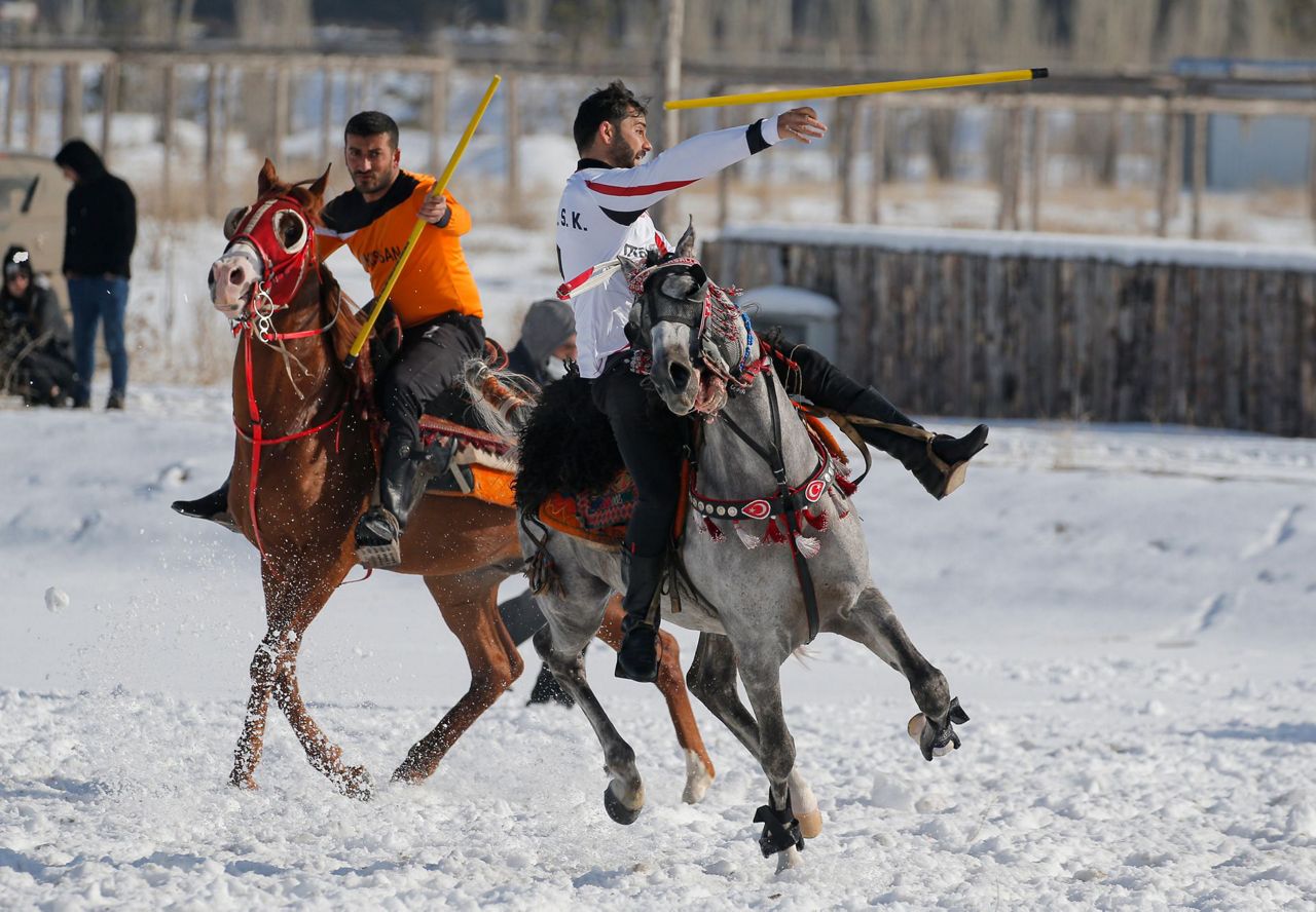 AP PHOTOS: Turkish riders recall skills of Seljuks and Huns