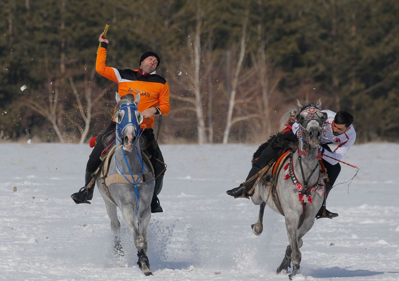 AP PHOTOS: Turkish riders recall skills of Seljuks and Huns
