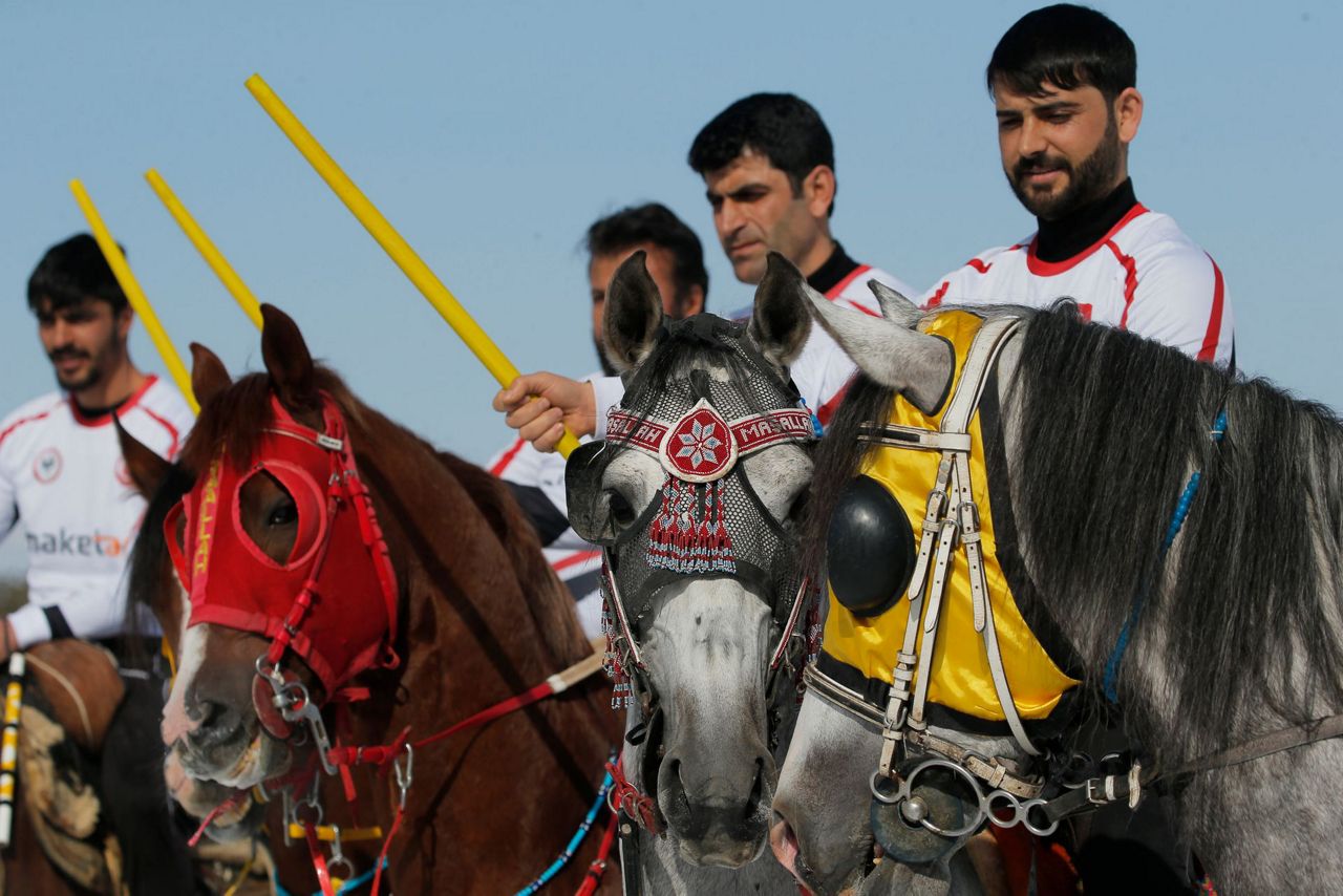 AP PHOTOS: Turkish riders recall skills of Seljuks and Huns