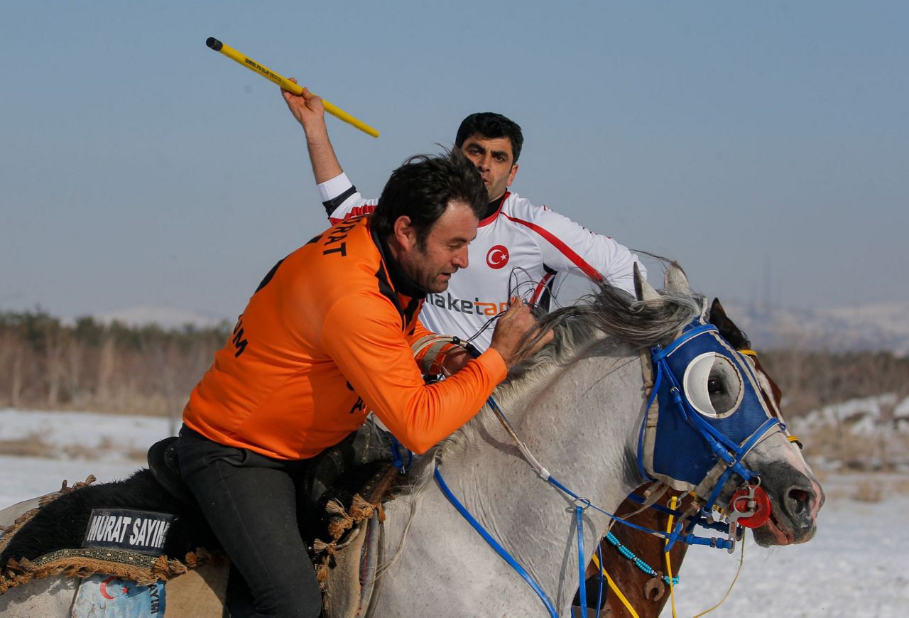 AP PHOTOS: Turkish riders recall skills of Seljuks and Huns