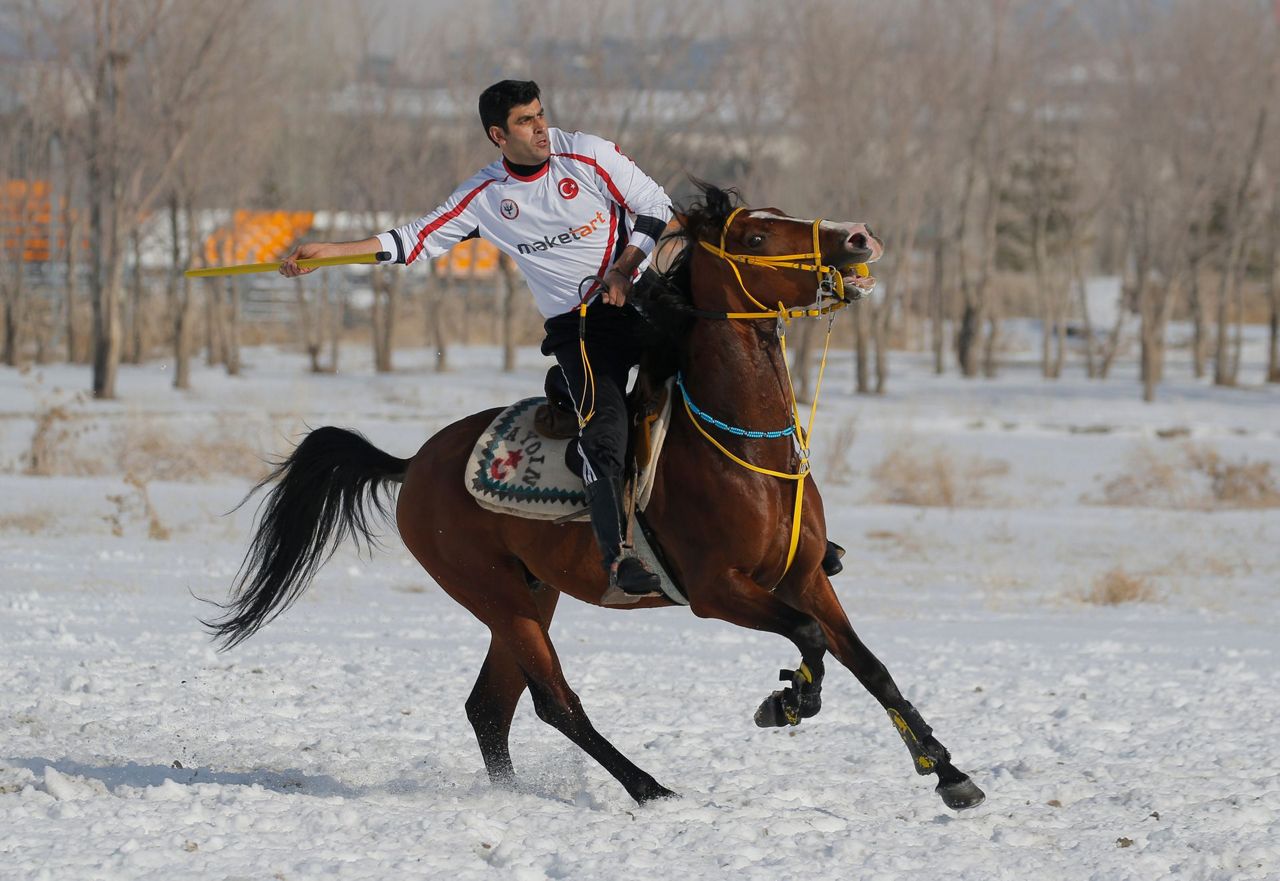 AP PHOTOS: Turkish riders recall skills of Seljuks and Huns