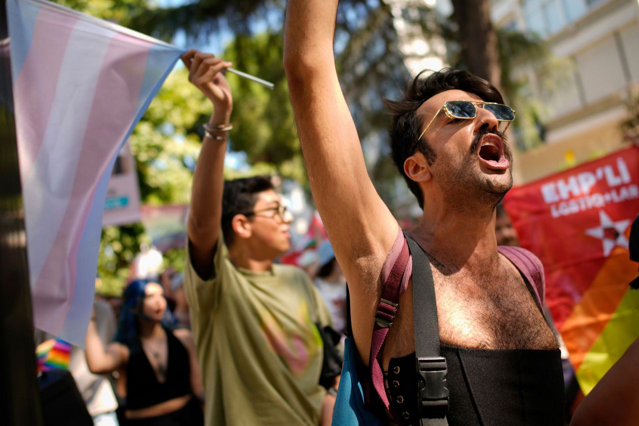 Impromptu LGBTQ+ protest in Istanbul after governor bans Pride march