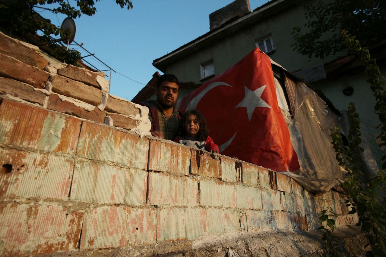 Rights group: Turkey forces hundreds to return to Syria