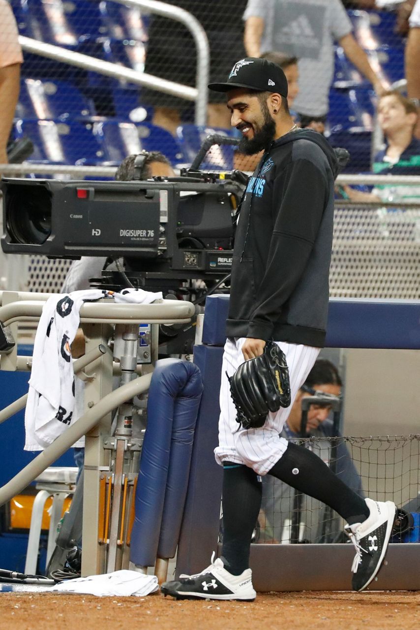 Romo joins Twins in Chicago after trade with Marlins