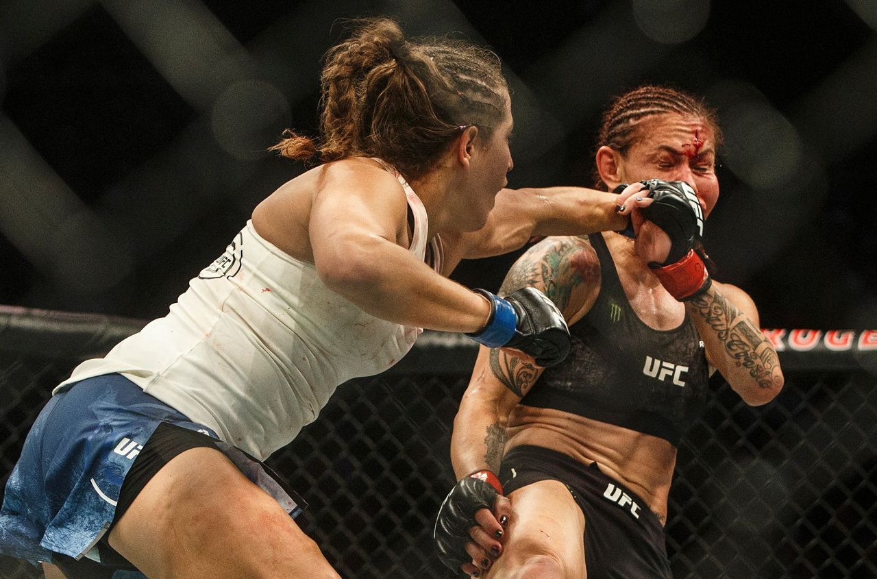 Holloway overwhelms Edgar in UFC 240