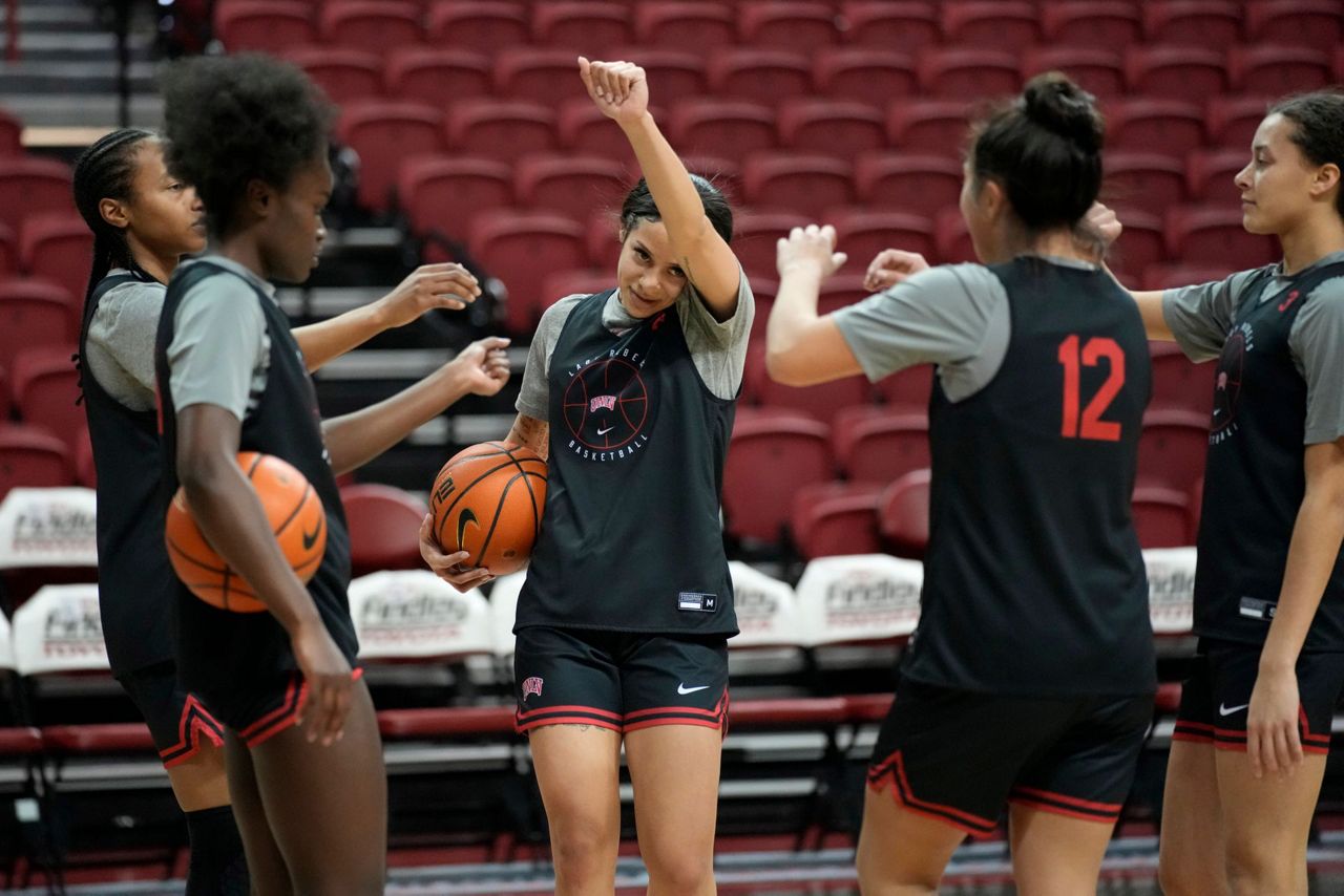 New mother Lindy La Rocque leads homegrown UNLV to new highs