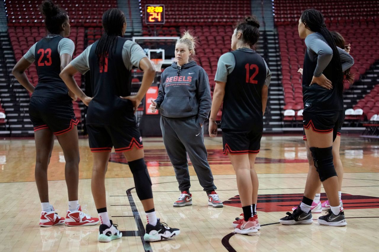 New mother Lindy La Rocque leads homegrown UNLV to new highs