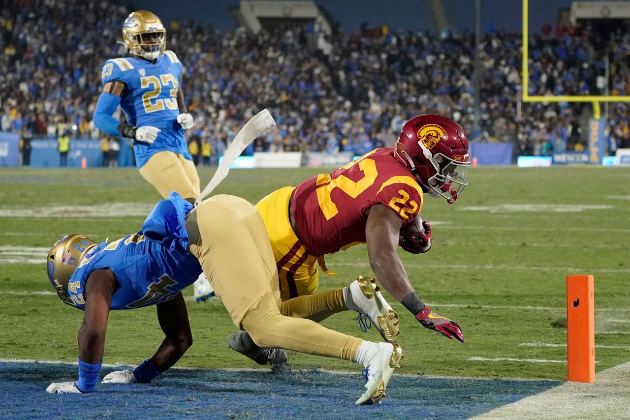 Williams' 470 passing yards puts No. 7 USC over No. 16 UCLA