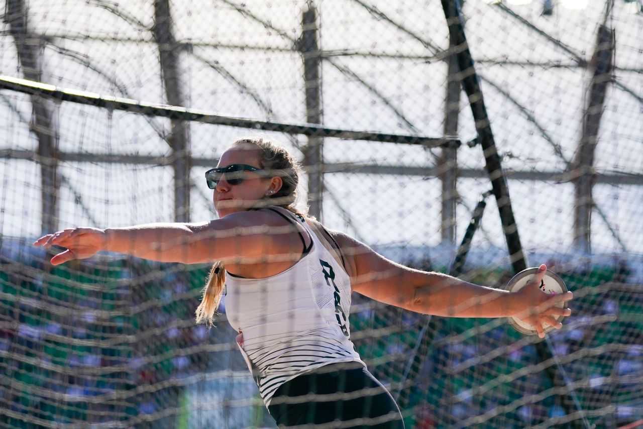Gabby Thomas holds off Sha'Carri Richardson to win the 200 at the US ...