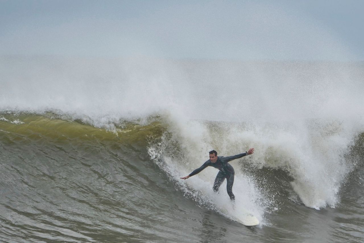 Strong winds and waves batter Nantucket, Martha’s Vineyard as Hurricane ...