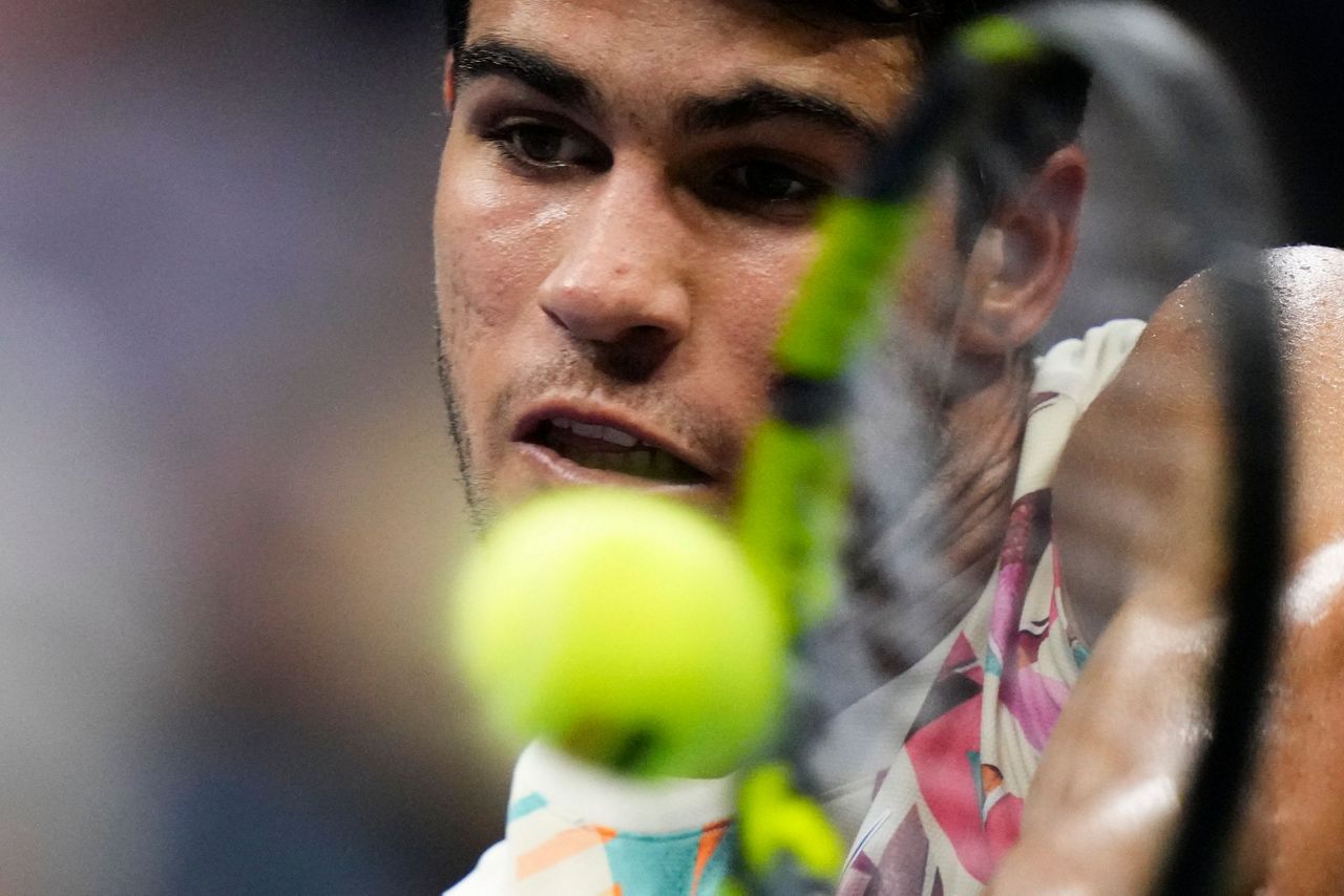 Carlos Alcaraz averts an early challenge from Alexander Zverev to ...