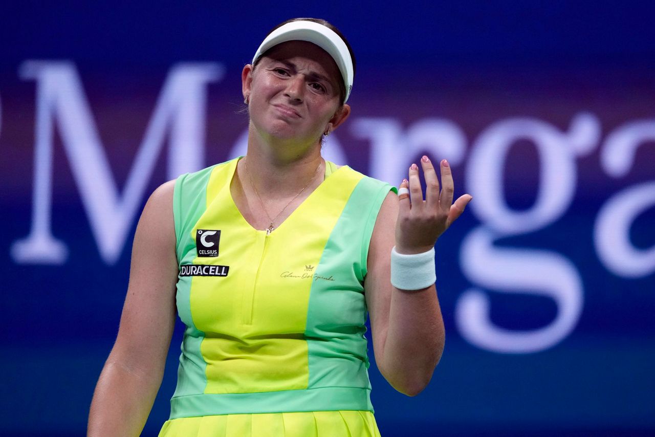Iga Swiatek's US Open title defense ends with a loss to Jelena ...