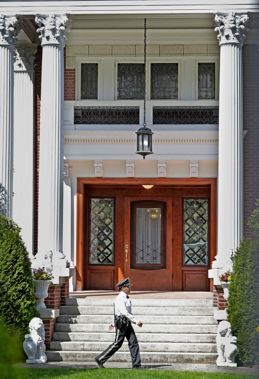 US officials inspect Russian consular home in Seattle