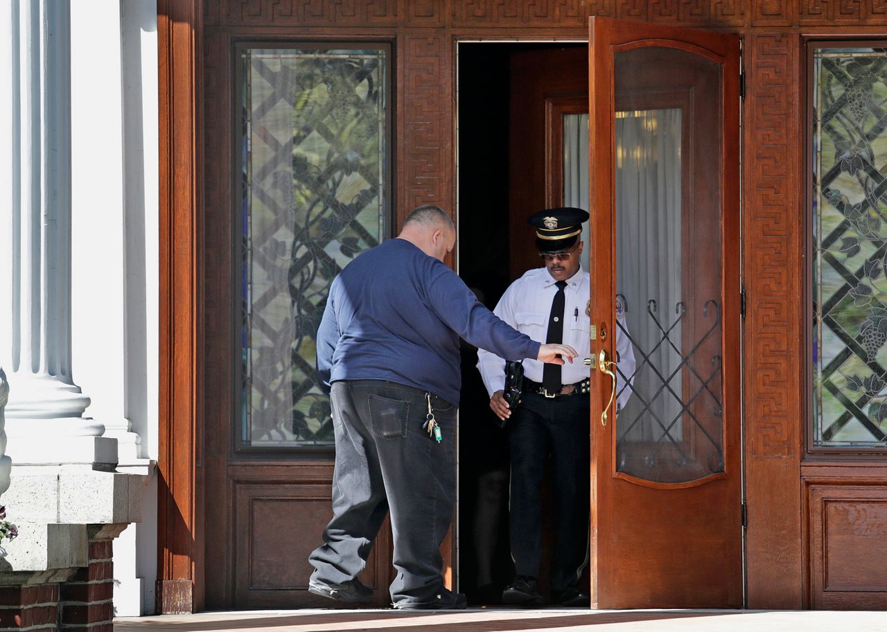US officials inspect Russian consular home in Seattle