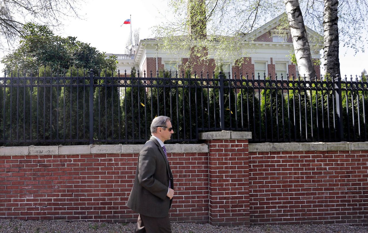 US officials inspect Russian consular home in Seattle