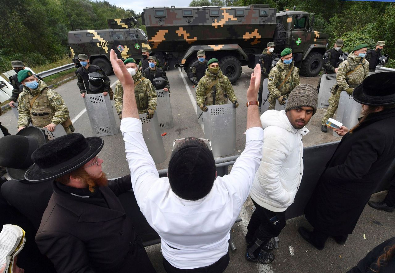 Jewish pilgrims retreat from Ukrainian border
