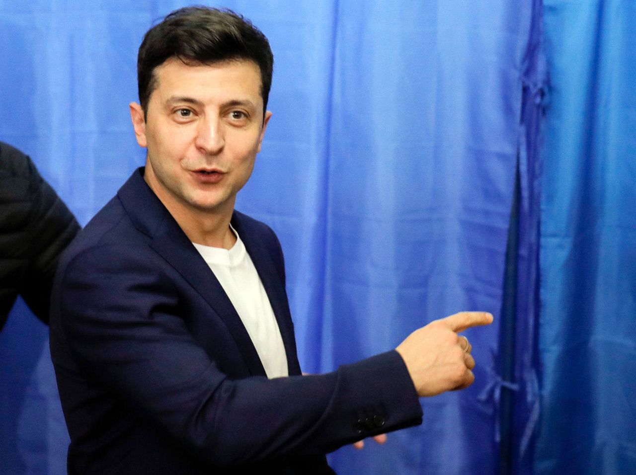 The Latest: New Ukrainian president disbands parliament