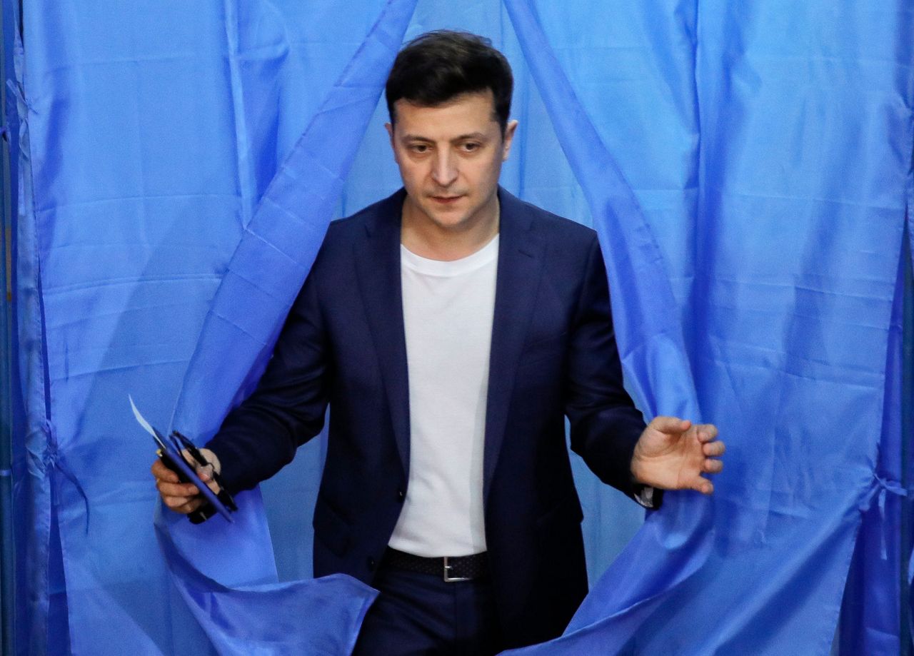 The Latest: New Ukrainian president disbands parliament