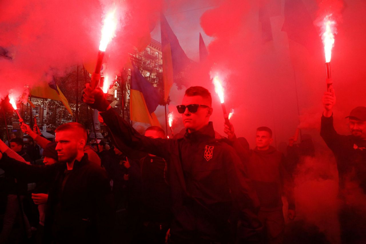 Far-right groups protest Ukrainian president's peace plan