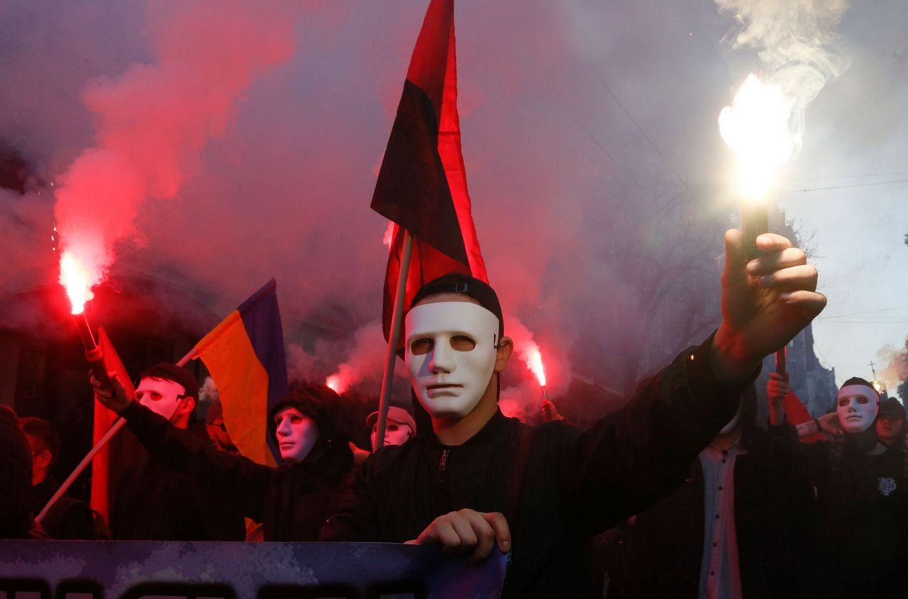 Far-right groups protest Ukrainian president's peace plan