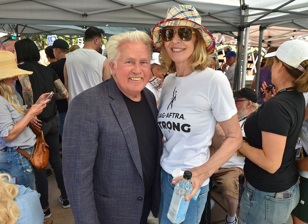 Kerry Washington, Martin Sheen shout for solidarity between Hollywood ...