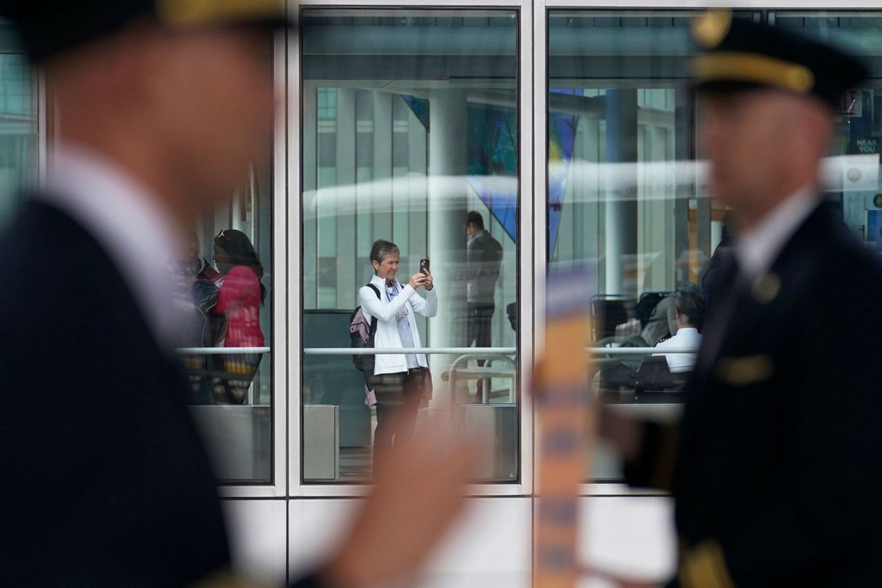 United pilots to picket; airline unions press for higher pay