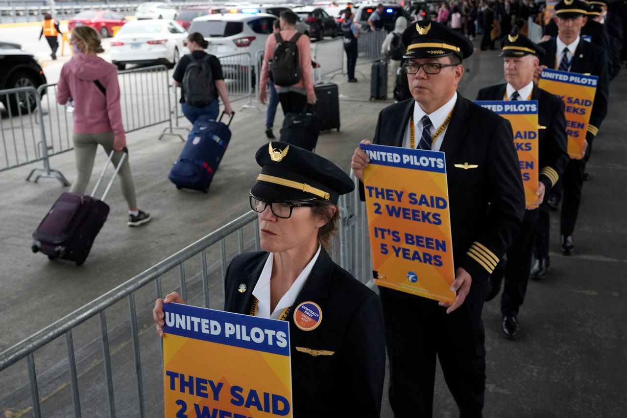United pilots to picket; airline unions press for higher pay