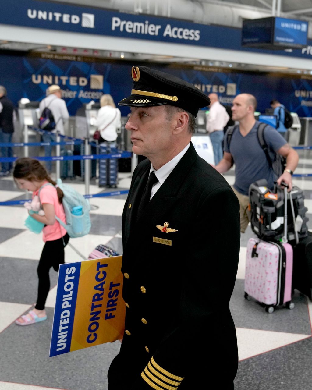 United pilots to picket; airline unions press for higher pay