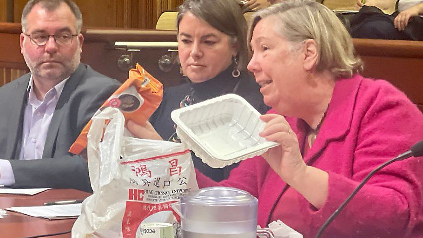 Farmers, biz leaders push pols back on packaging bill