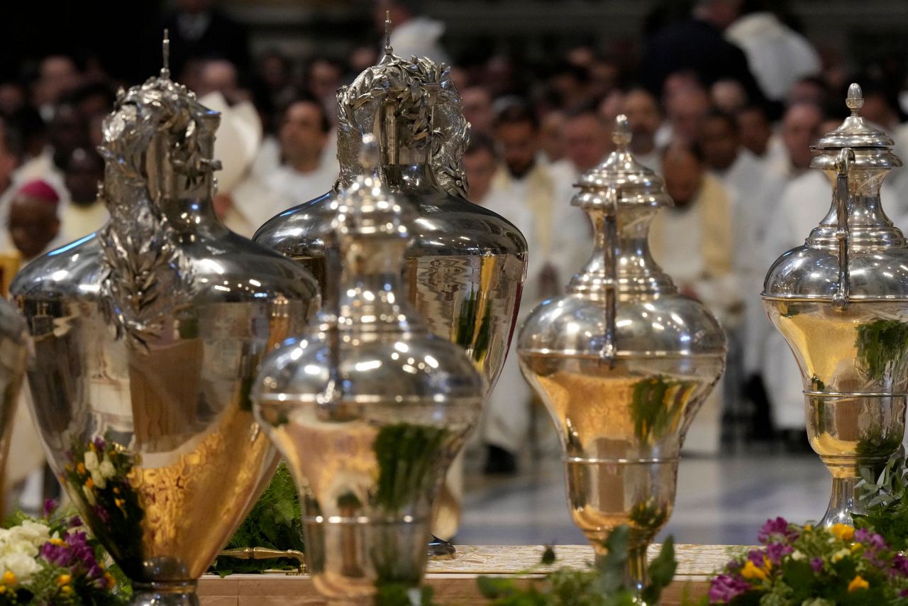 Pope leads Holy Thursday service in Vatican basilica