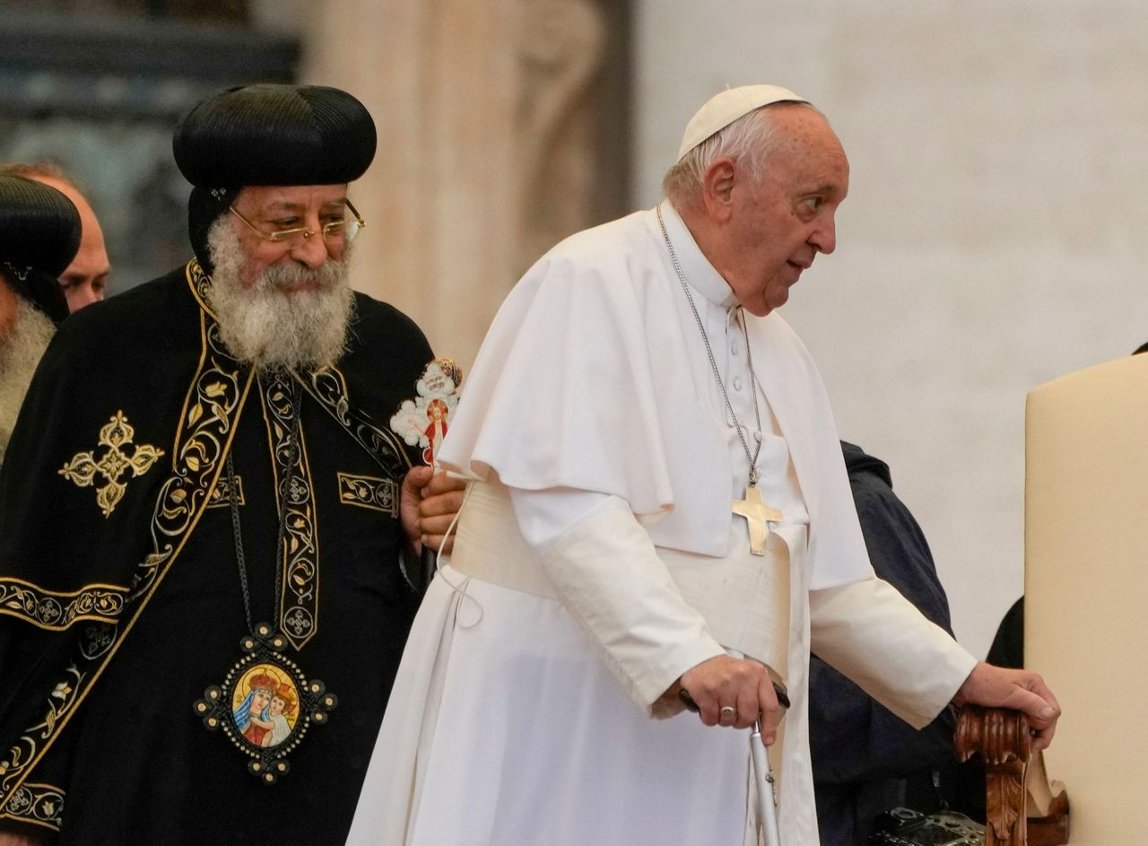 Catholic, Orthodox Coptic popes offer joint Vatican blessing