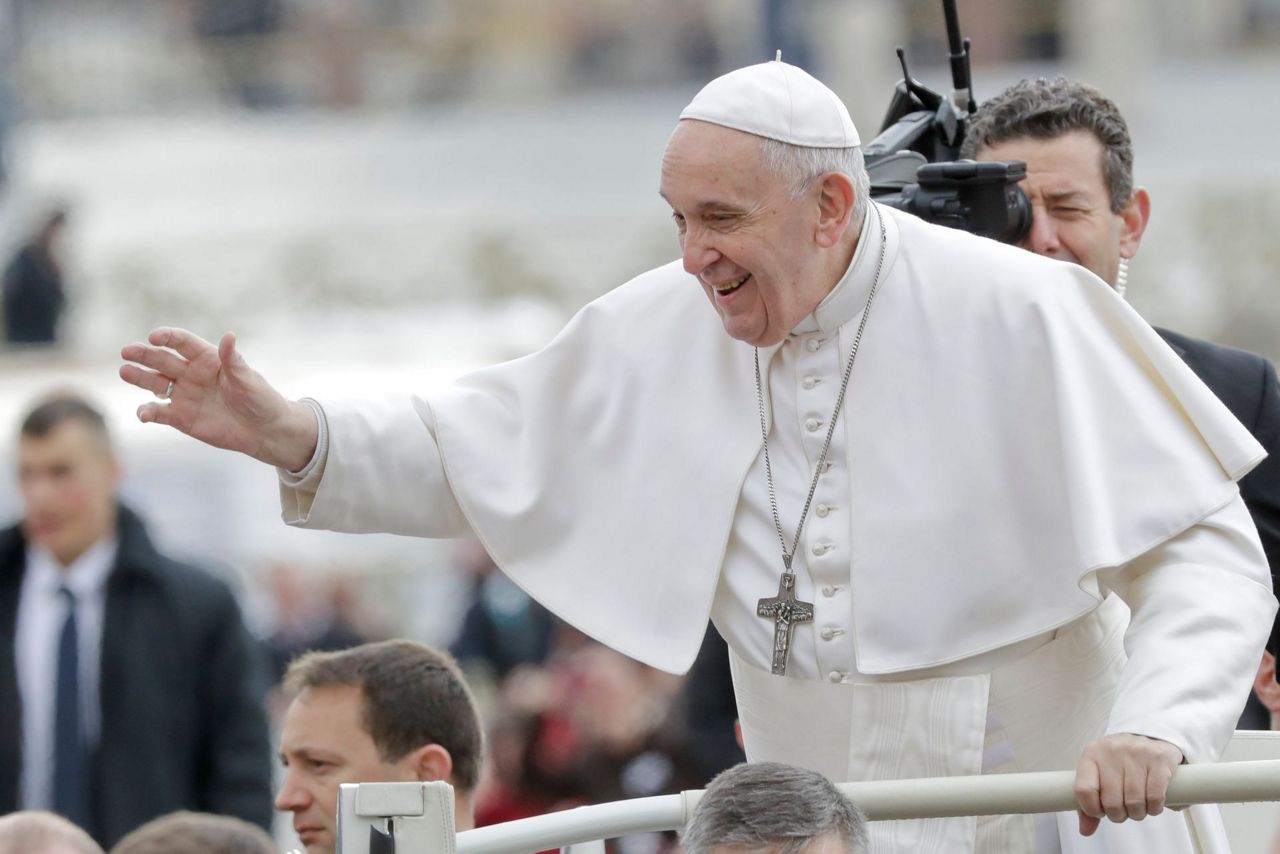 Pope allows ring kissing after earlier pulling hand away