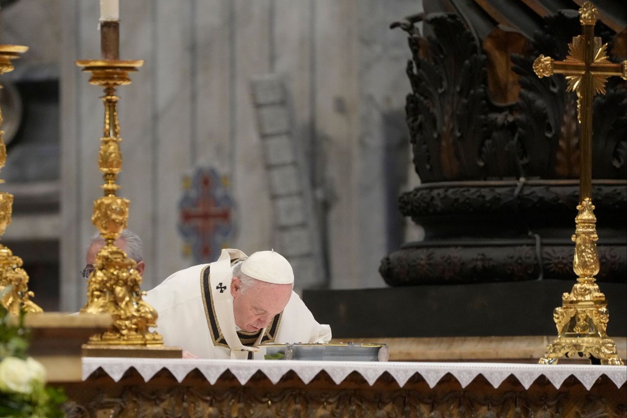 Pope marks Holy Thursday ahead of prison feet-washing ritual