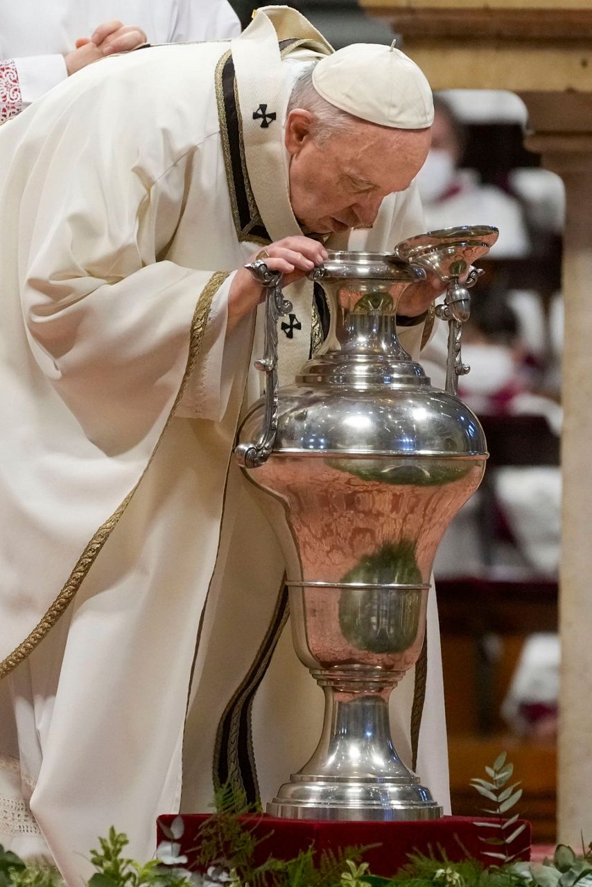 Pope marks Holy Thursday ahead of prison feet-washing ritual
