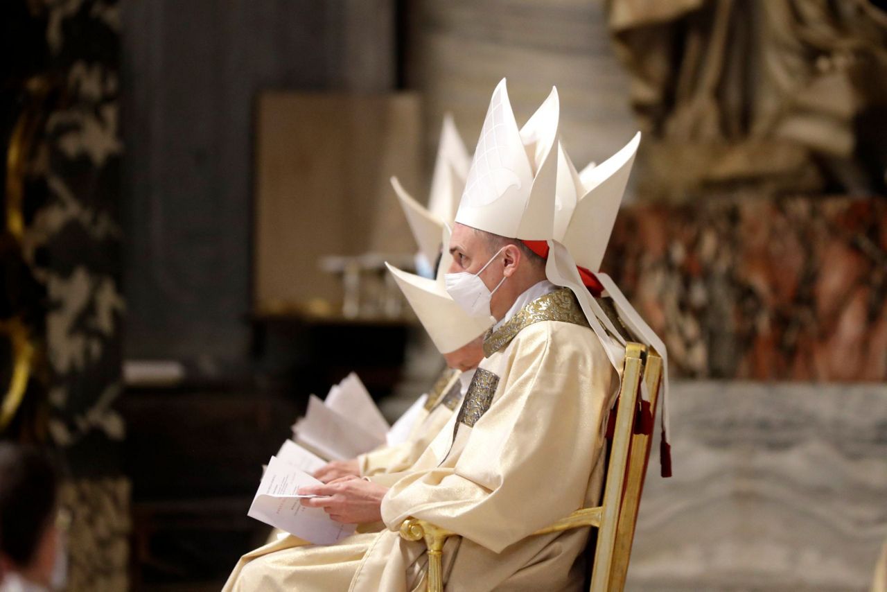 Pope opens final Holy Week services, skips Last Supper rite