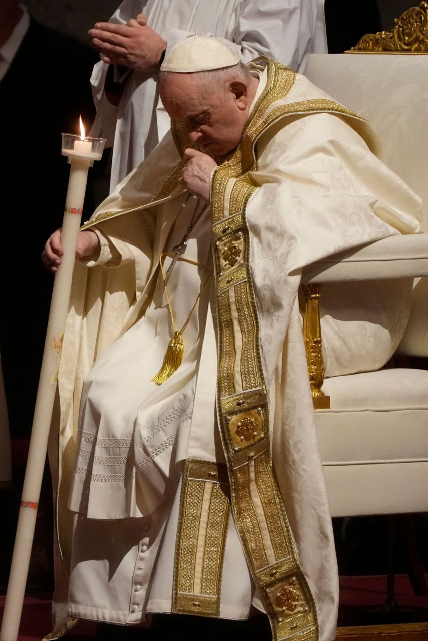 Pope Francis returns to public eye for Easter vigil Mass