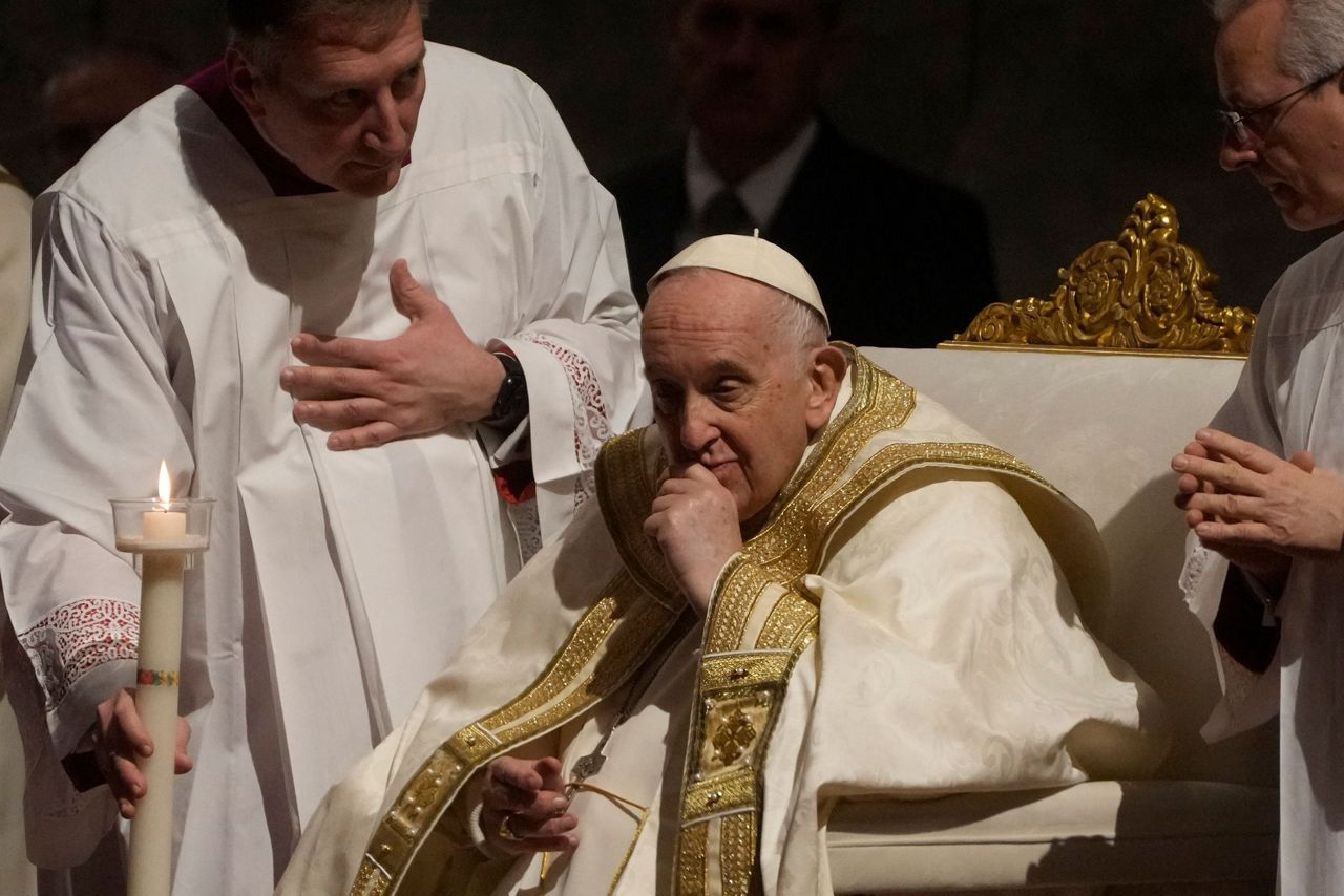 Pope Francis returns to public eye for Easter vigil Mass