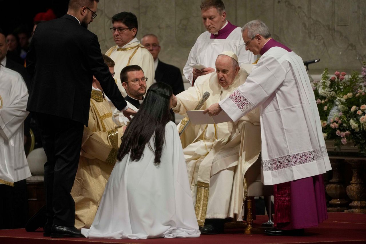 Pope Francis returns to public eye for Easter vigil Mass
