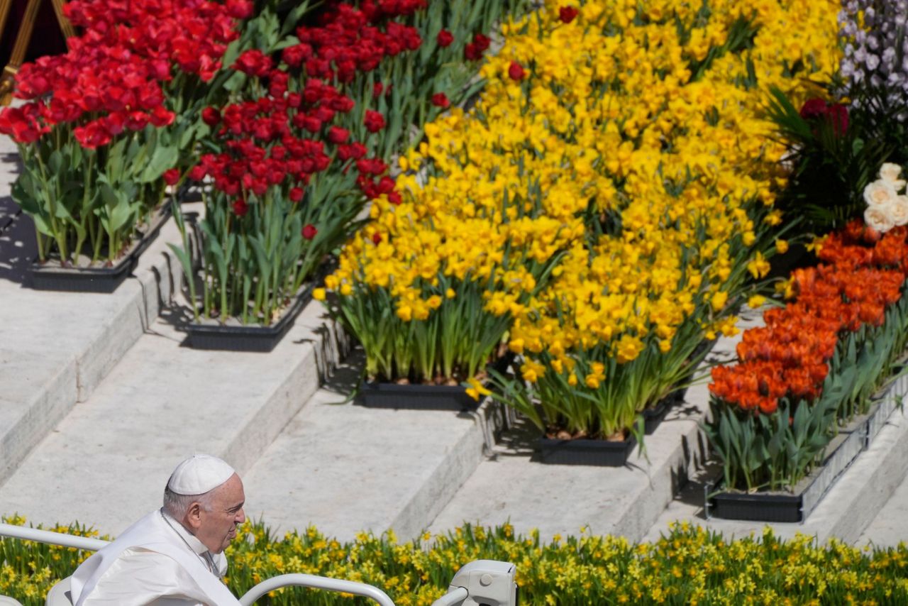 Pope, big crowd mark Easter in flower-adorned Vatican square
