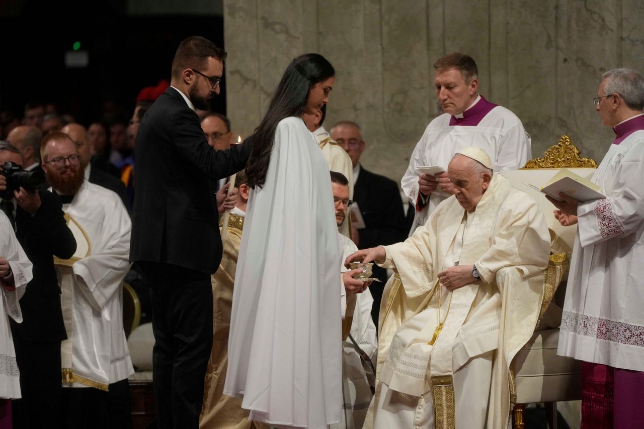 Pope Francis returns to public eye for Easter vigil Mass