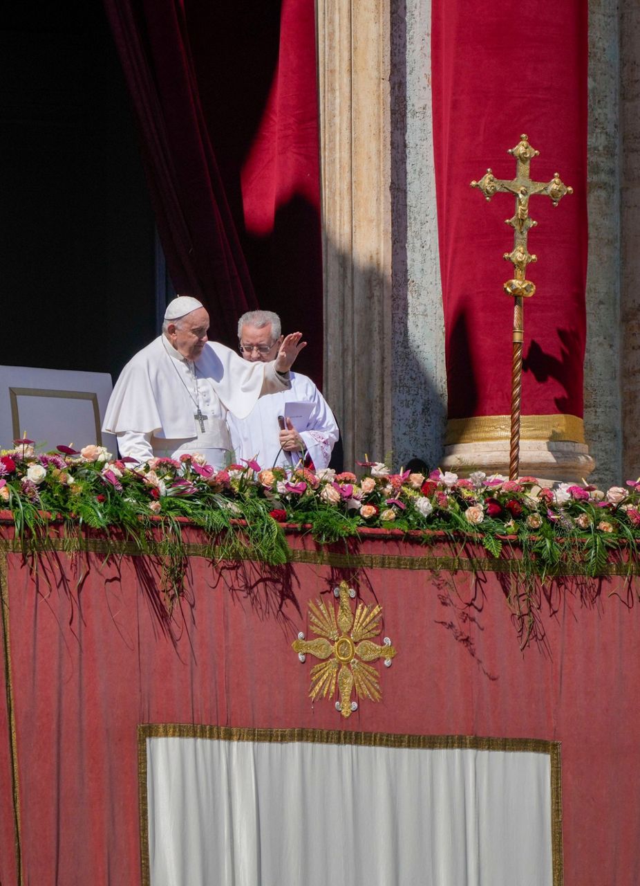Pope, big crowd mark Easter in flower-adorned Vatican square