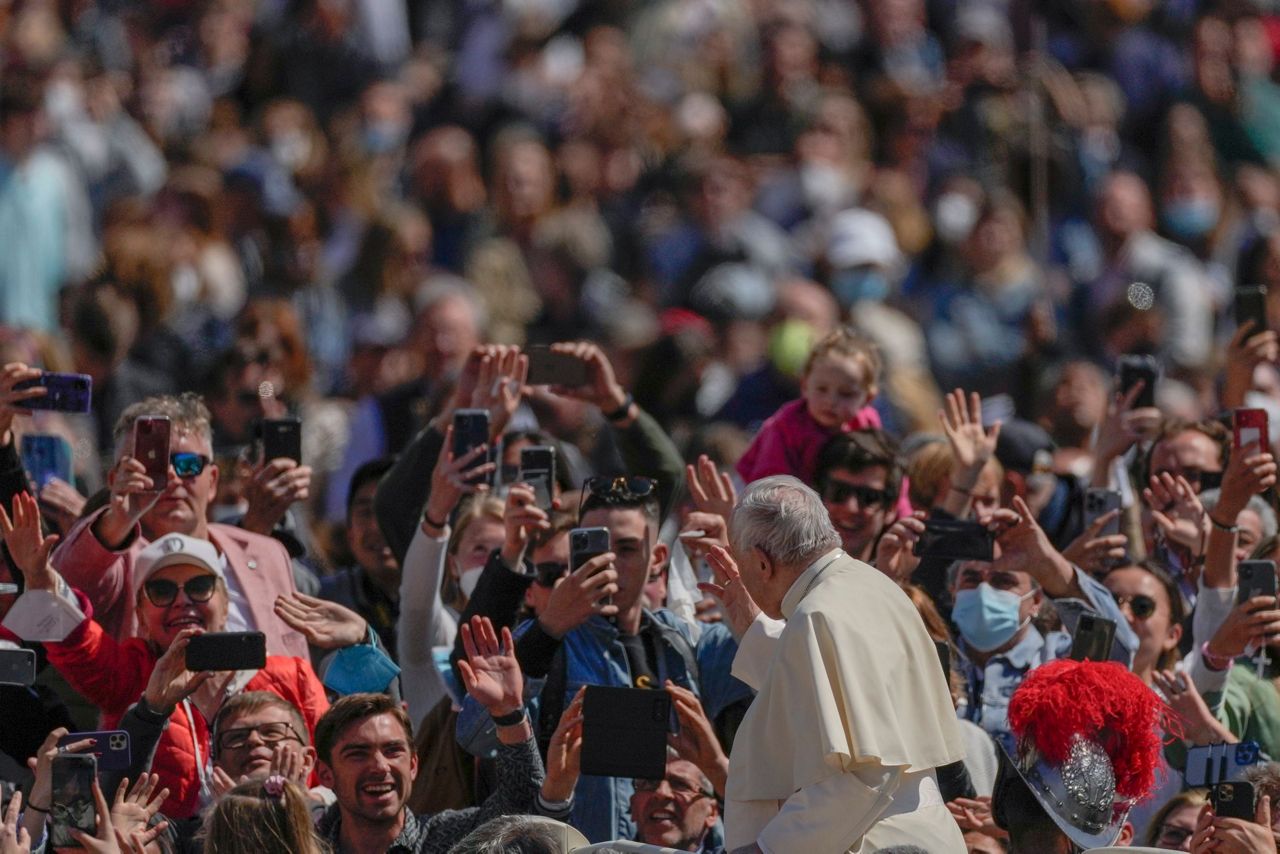 Pope leads crowds in 1st outdoor Easter Mass since pandemic