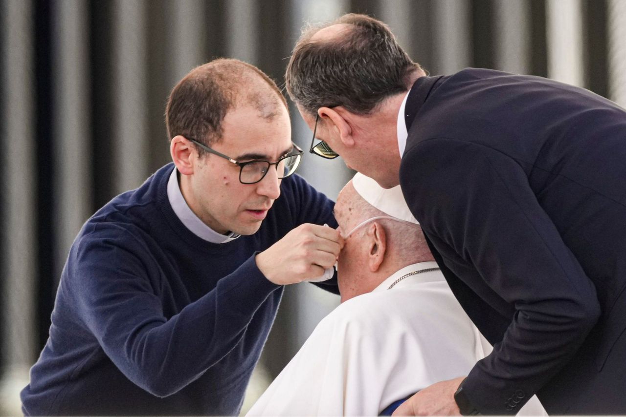 Pope appears before crowd in St. Peter’s Square, 2 weeks after his ...