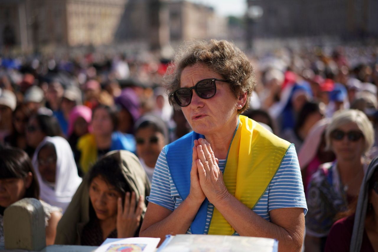 Pope decries world's indifference to migrants and refugees