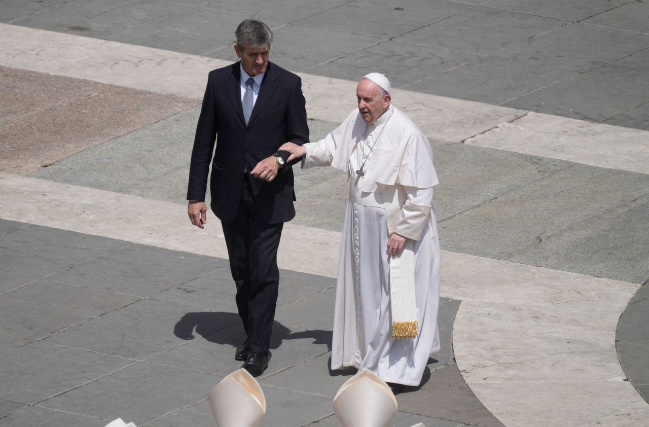 Pope rallies from knee pain to proclaim 10 new saints