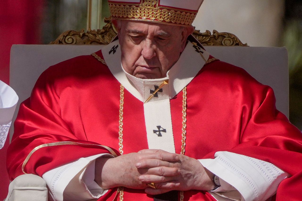 Pope Francis denounces 'folly of war' in Palm Sunday homily