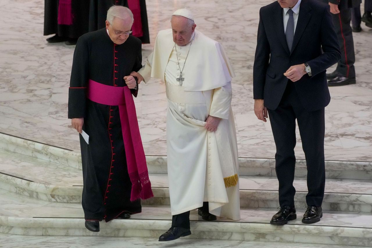 Pope nixes Florence visit, Ash Wednesday due to knee pain