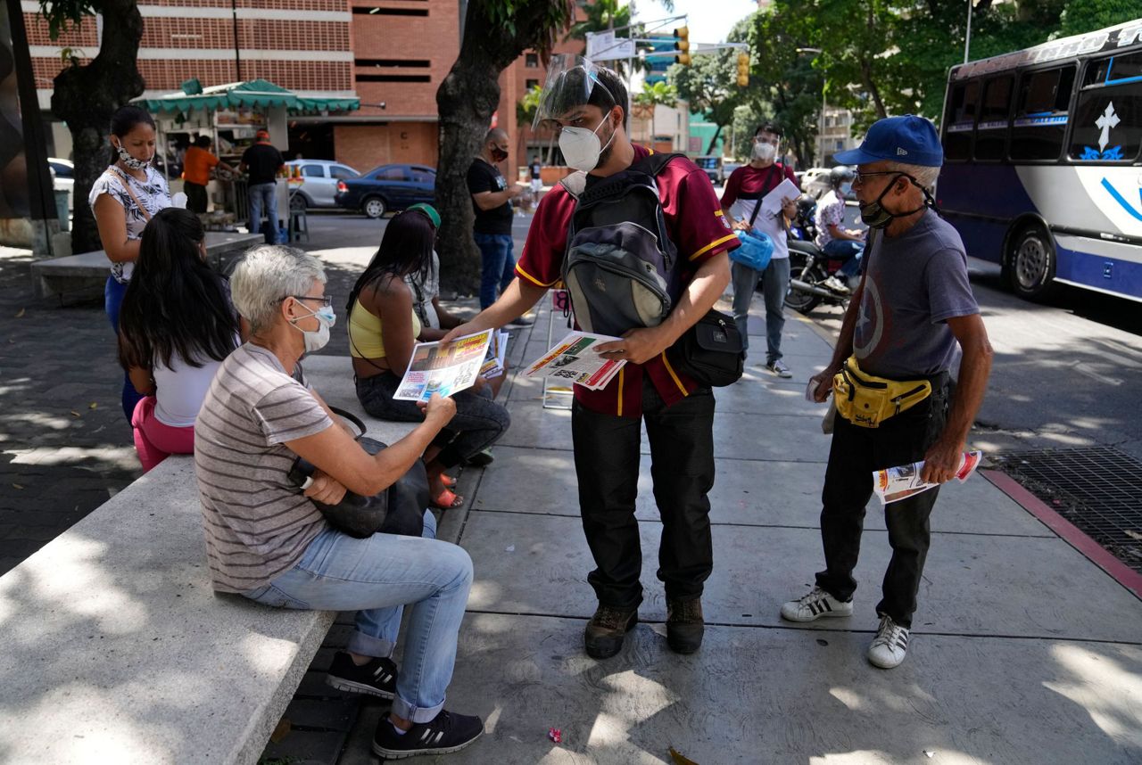 On the bus or off, Venezuela journalists try to deliver news
