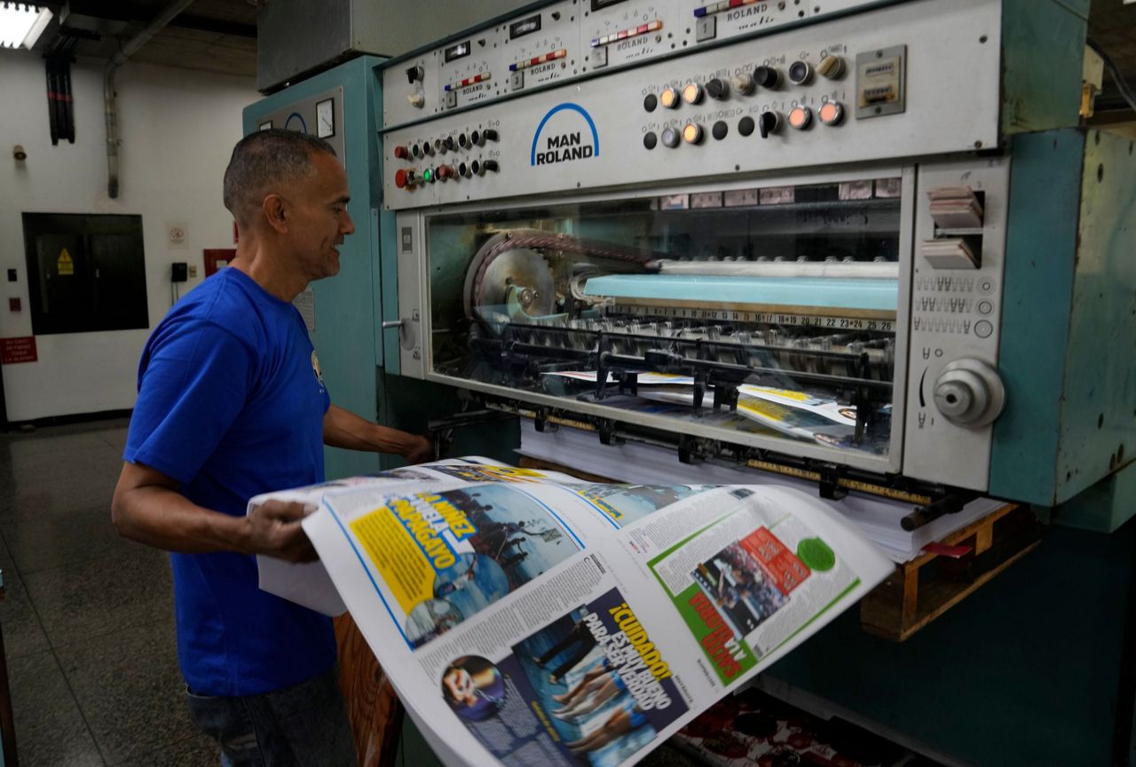 On the bus or off, Venezuela journalists try to deliver news