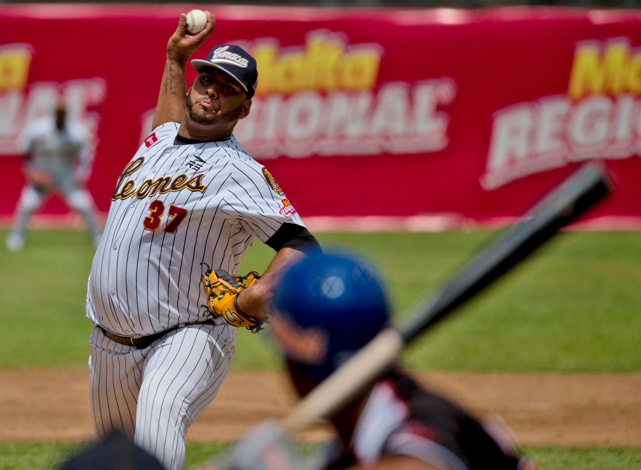 Venezuelan fans endure sacrifices to 'Play Ball' amid crisis